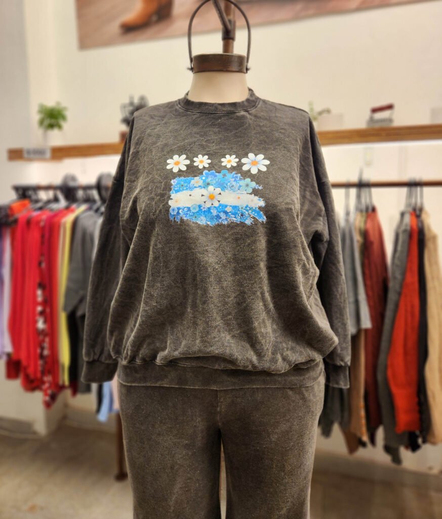 BUZO OVERSIZE RUSTICO_WASHED_BANDERA FLOREADA – YUYU FACTORY